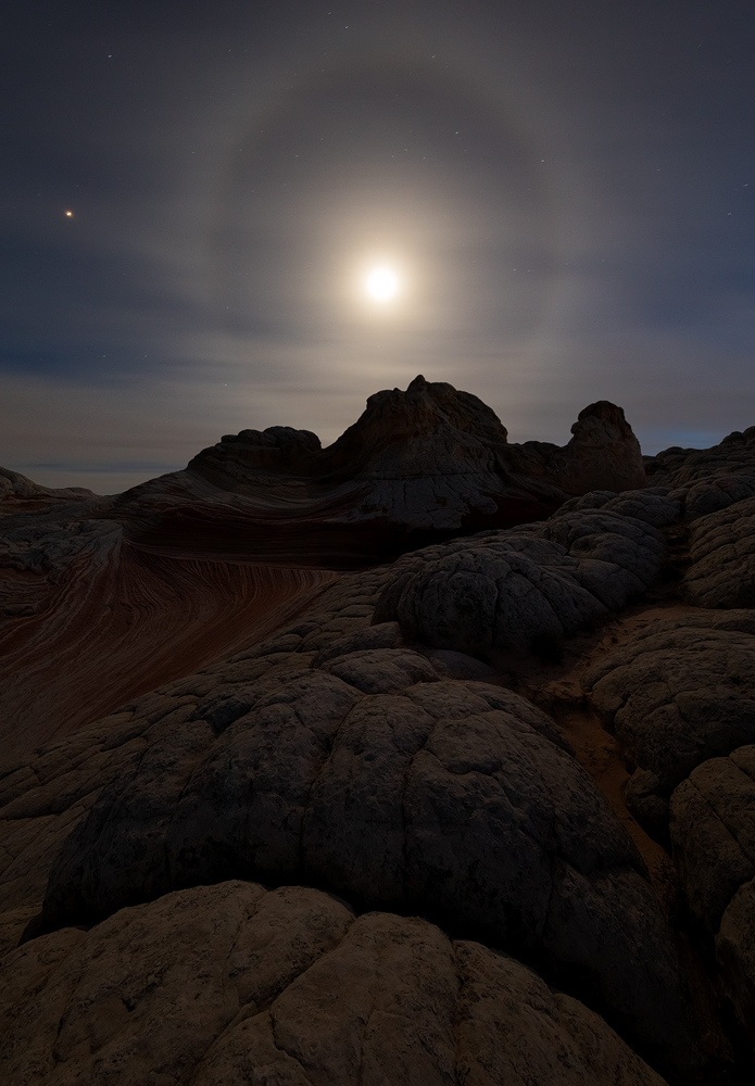 Moonrocks - Light crystals in the atmosphere brought about a moon halo ...